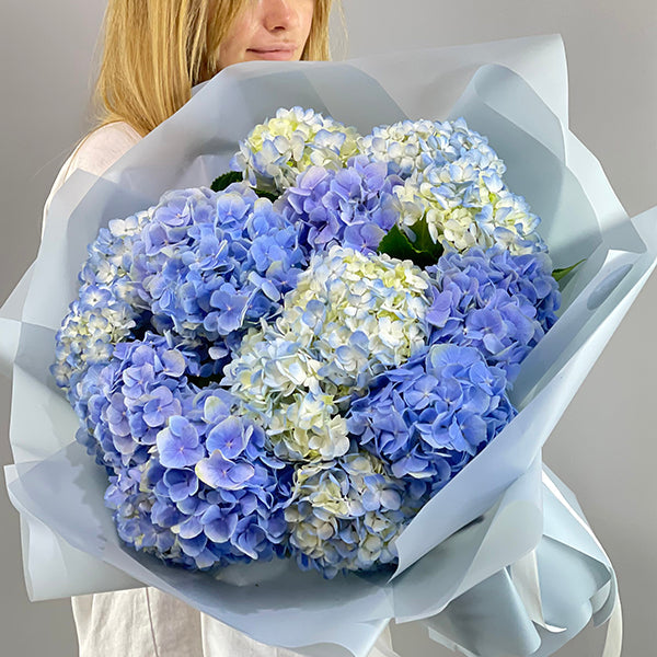 Shakespeare Fleur Blue Hydrangea Bouquet - Nature's Elegance in Every Petal